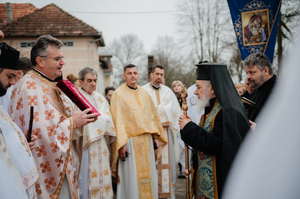 Chiriarhul arădean a târnosit biserica din Parohia Petriș ...